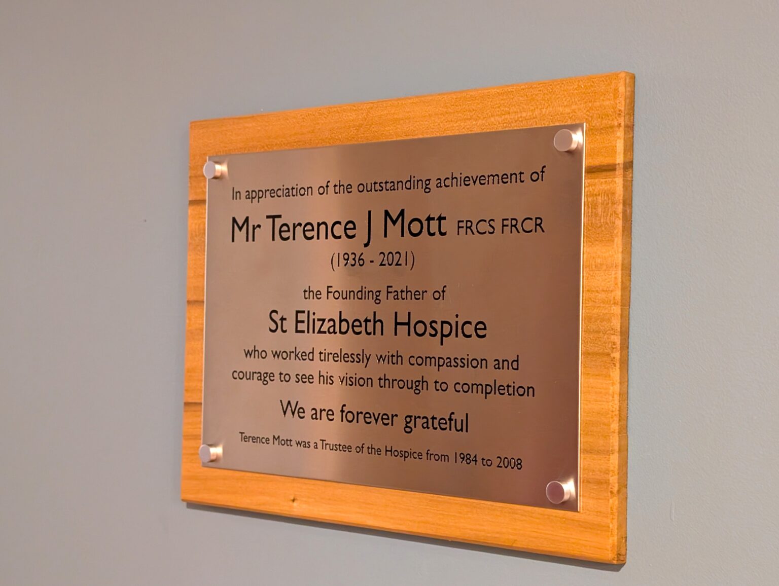 Tribute to Dr Terry Mott is Unveiled - St Elizabeth Hospice